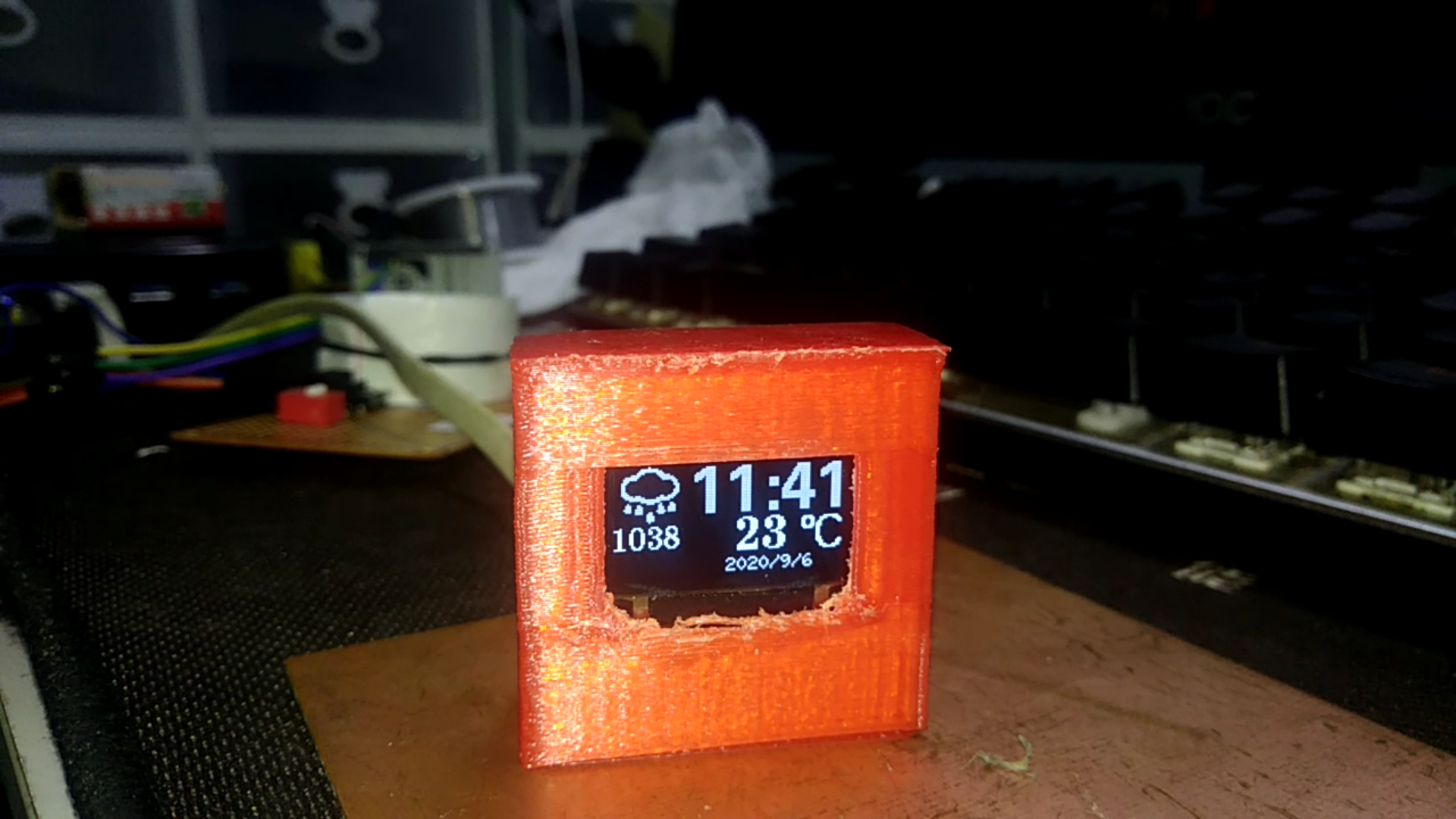 《开源速来下载》天气时钟diy小巧精致3d打印外壳基于esp8266使用iicoled显示屏使用arduino开发简易方便。 三闻