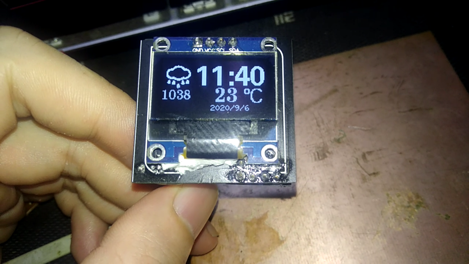 《开源速来下载》天气时钟diy小巧精致3d打印外壳基于esp8266使用iicoled显示屏使用arduino开发简易方便。 三闻